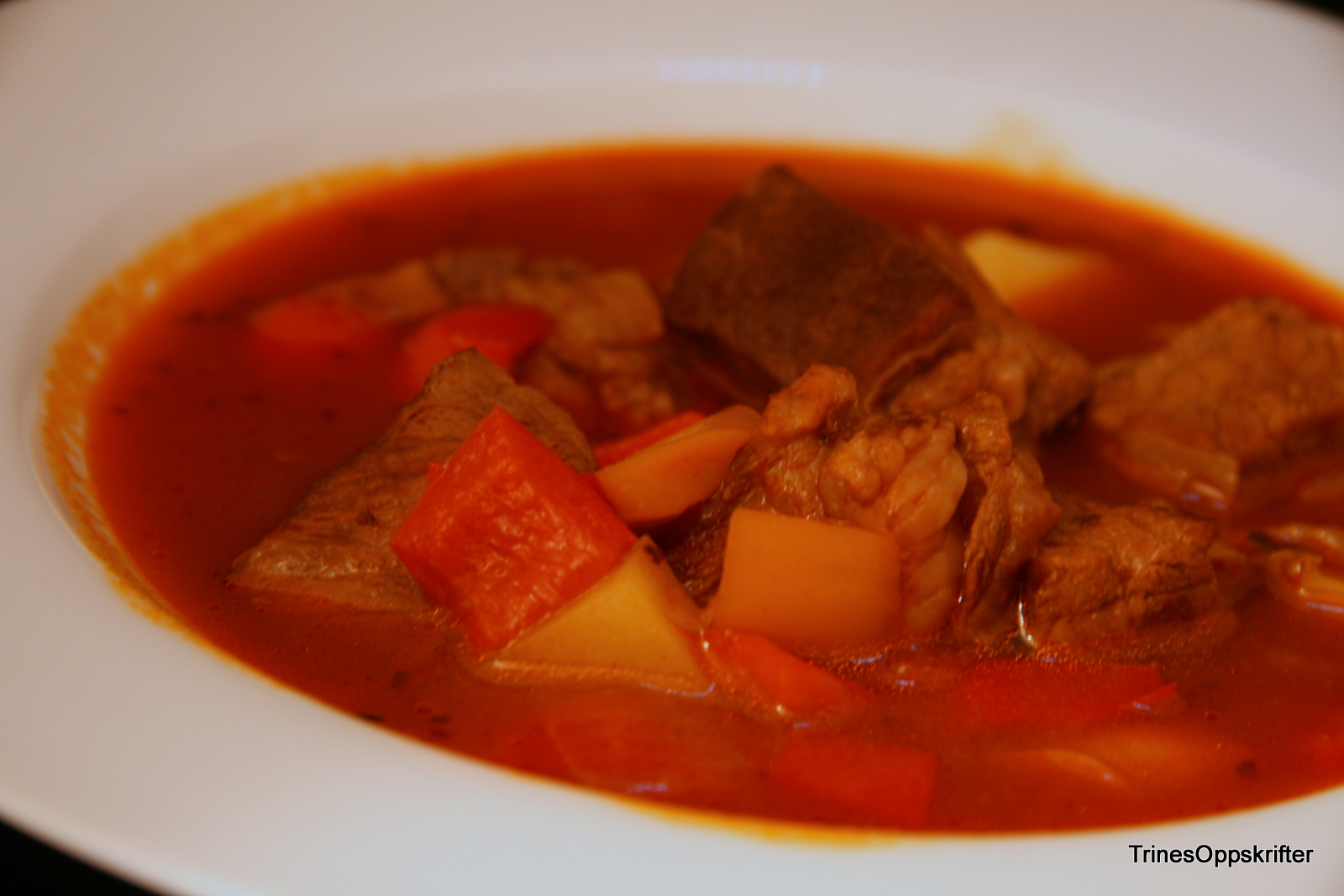 Trines Oppskrifter: Pappas gulasjsuppe