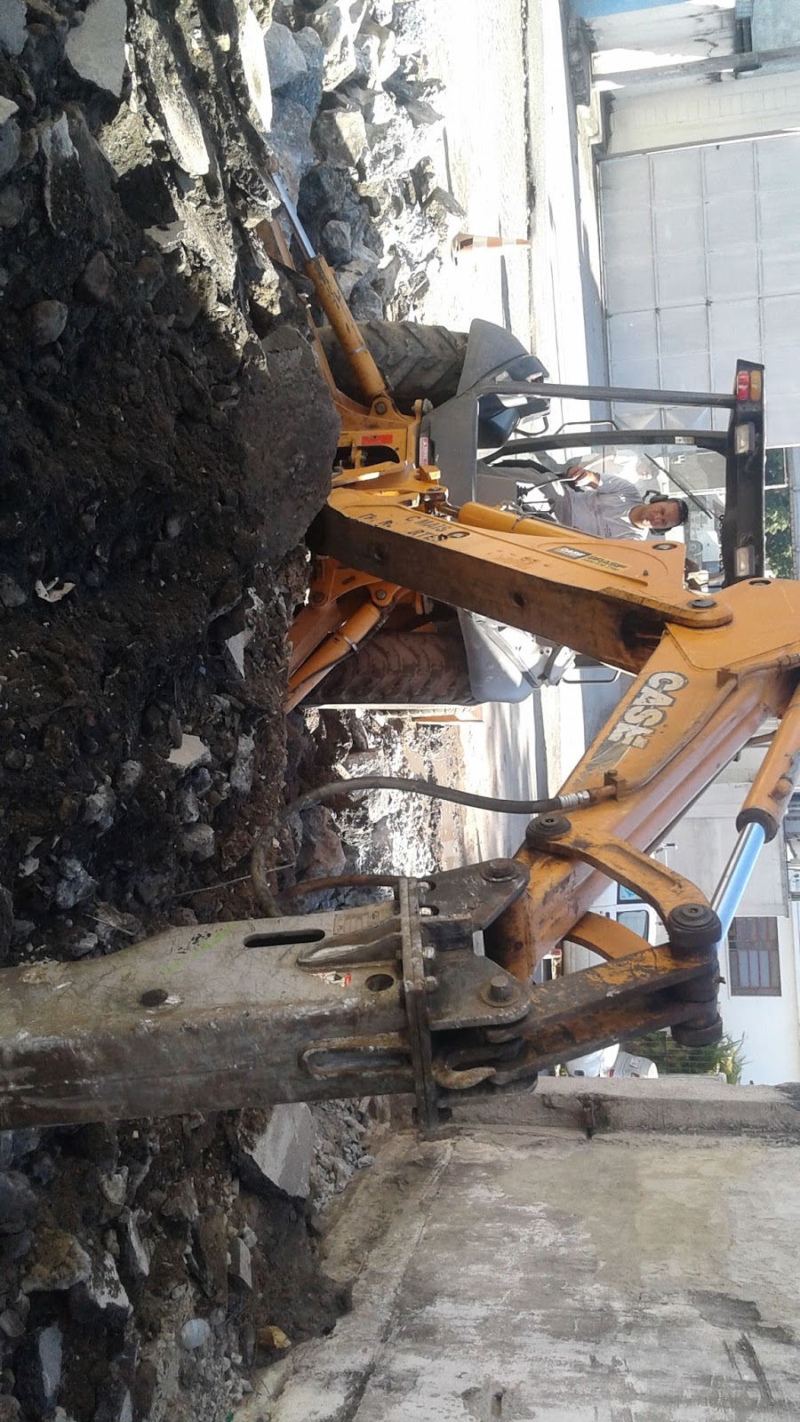 Locação de Retroescavadeira com rompedor hidráulico - Martelete ...