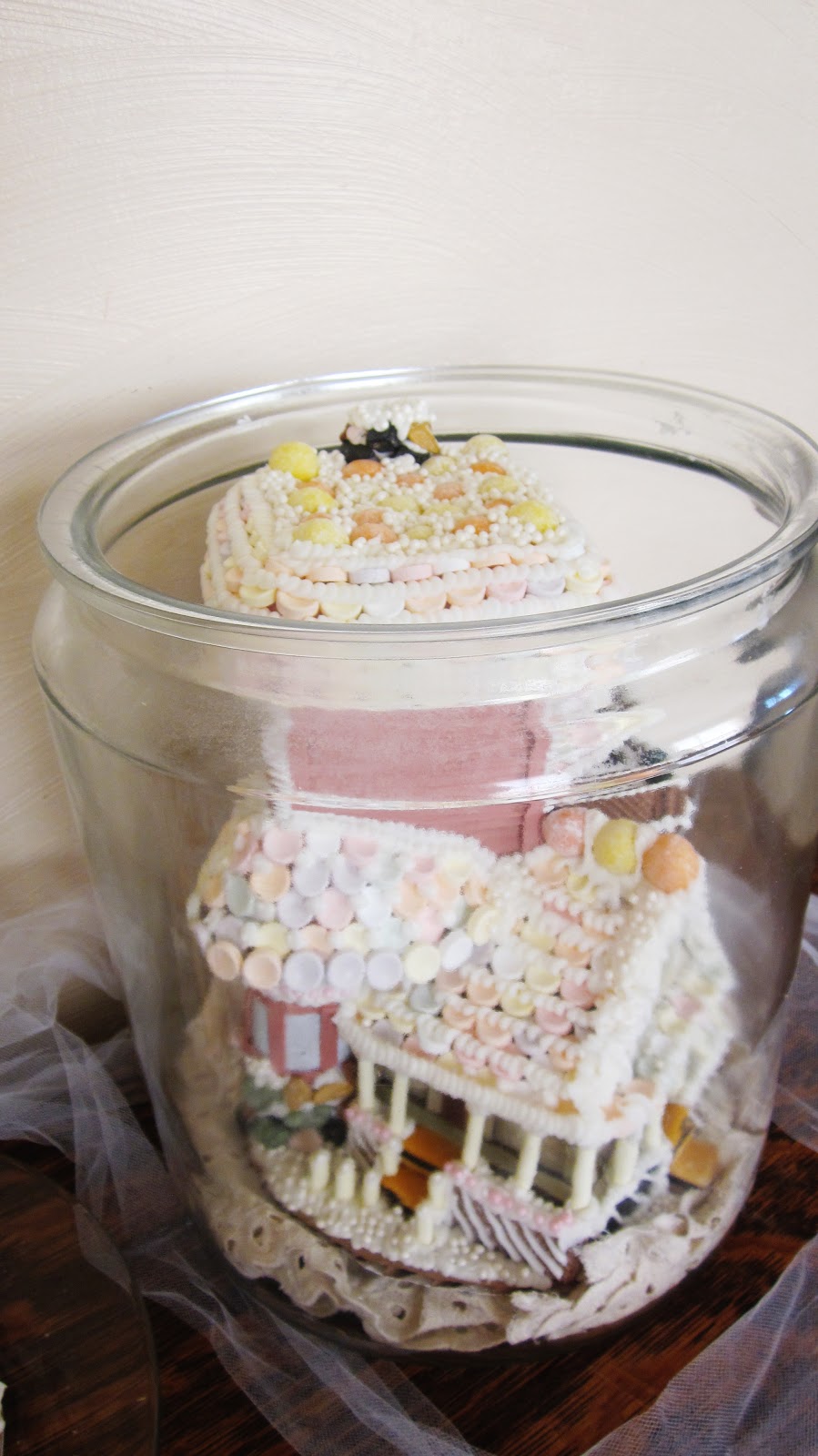 Chef Tess Bakeresse: The Kitchen Craftin' Gingerbread House Under Glass ...