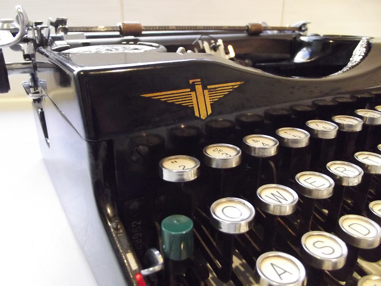 oz.Typewriter: The Adler Model 32 Portable: Sweet Typewriter Eye Candy