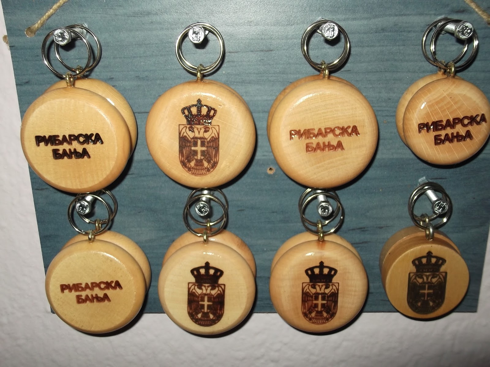 SUVENIRNICA JEZ: DRVENI PRIVESCI SA NATPISOM I SLIKOM PO ZELJI KUPCA