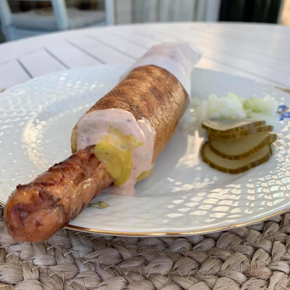 Evas Køkken: Lyserød fransk hotdog dressing fra Bodils Pølsevogn i Assens