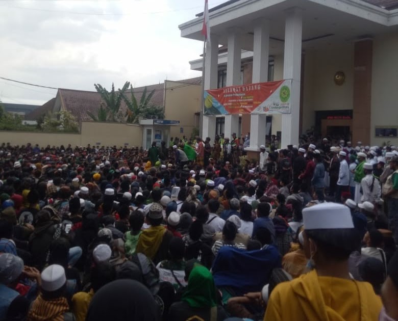 Membludak! Ribuan Umat Hadiri Sidang Putusan Gugatan Habib Bahar Di ...
