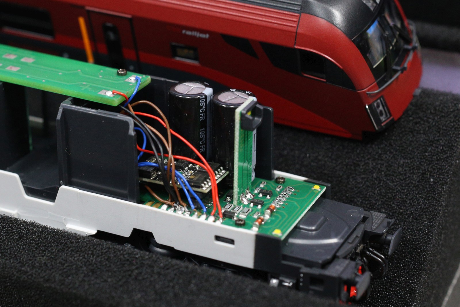 台車のパーツの取り付けが毎回大変、細いピンセットで穴を広げて取り付ける。