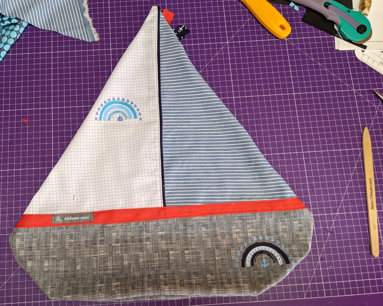 Naehoma - moni: Ein Segelboot Kissen und die Regenbogen Plotterdatei