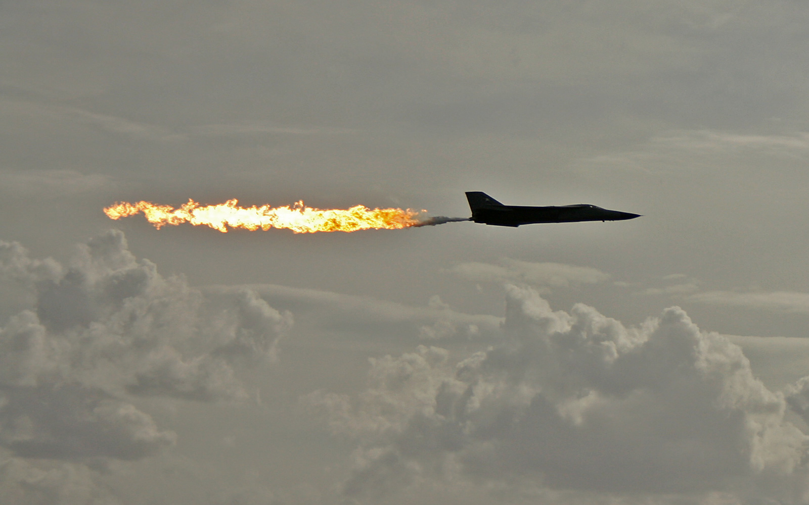 Why do planes dump fuel? - Aircraft Nerds Why do planes dump fuel? - Aircraft Nerds