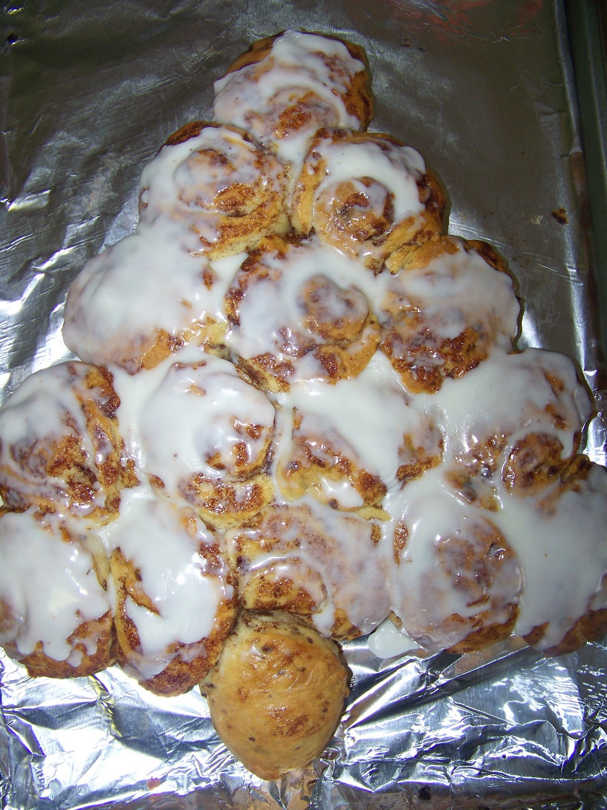 Kitchen Simmer: Cinnamon Roll Christmas Tree
