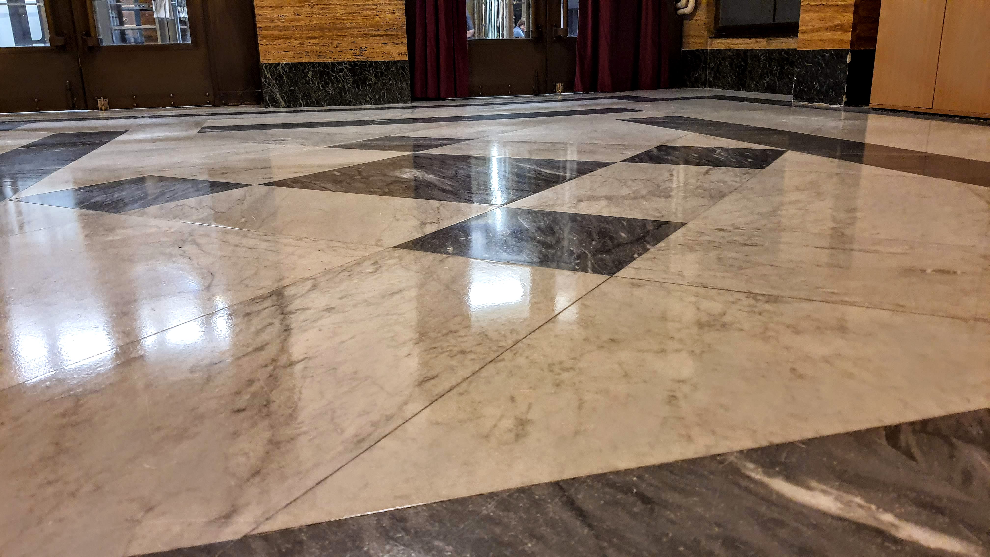 JAK VYČISTIT MRAMOR OD LEPIDLA