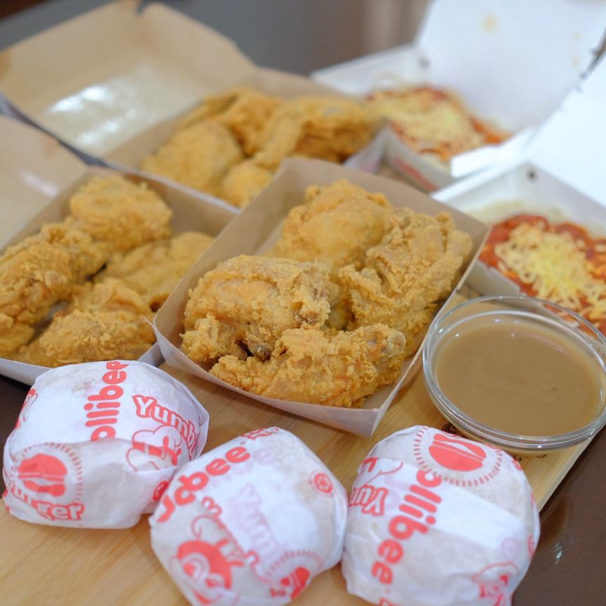 Lemon GreenTea: Crispylicious, juicylicious Chickenjoy now comes in a 4 ...