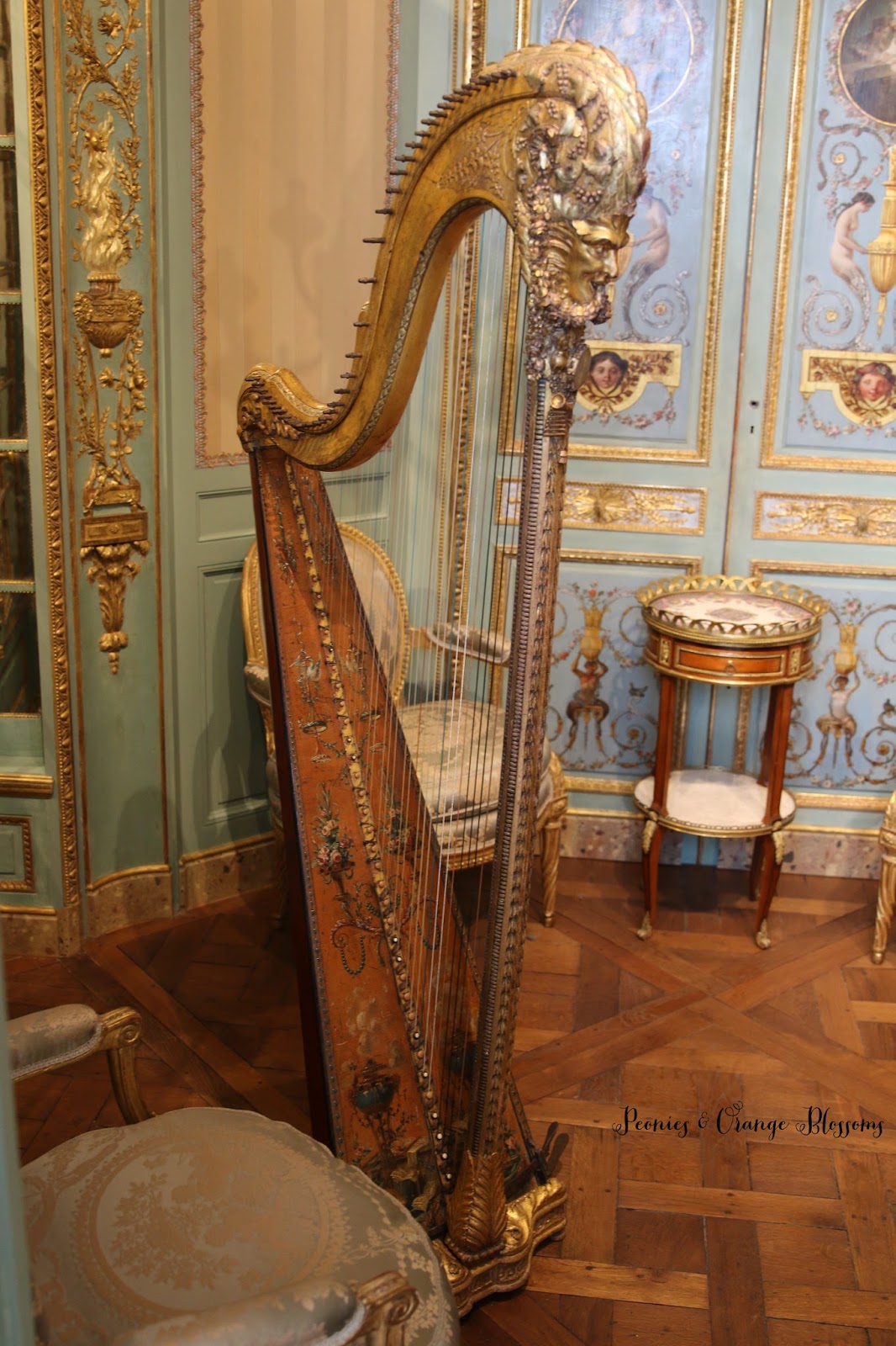 Eye For Design: Decorate Old World Style With Beautiful Antique Harps