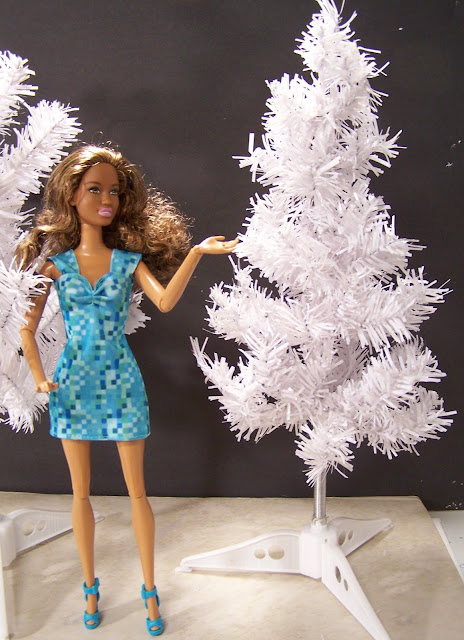 Barbie:OldNewGreenRedo : Upscale your Dollar Store Tree for Dolls!