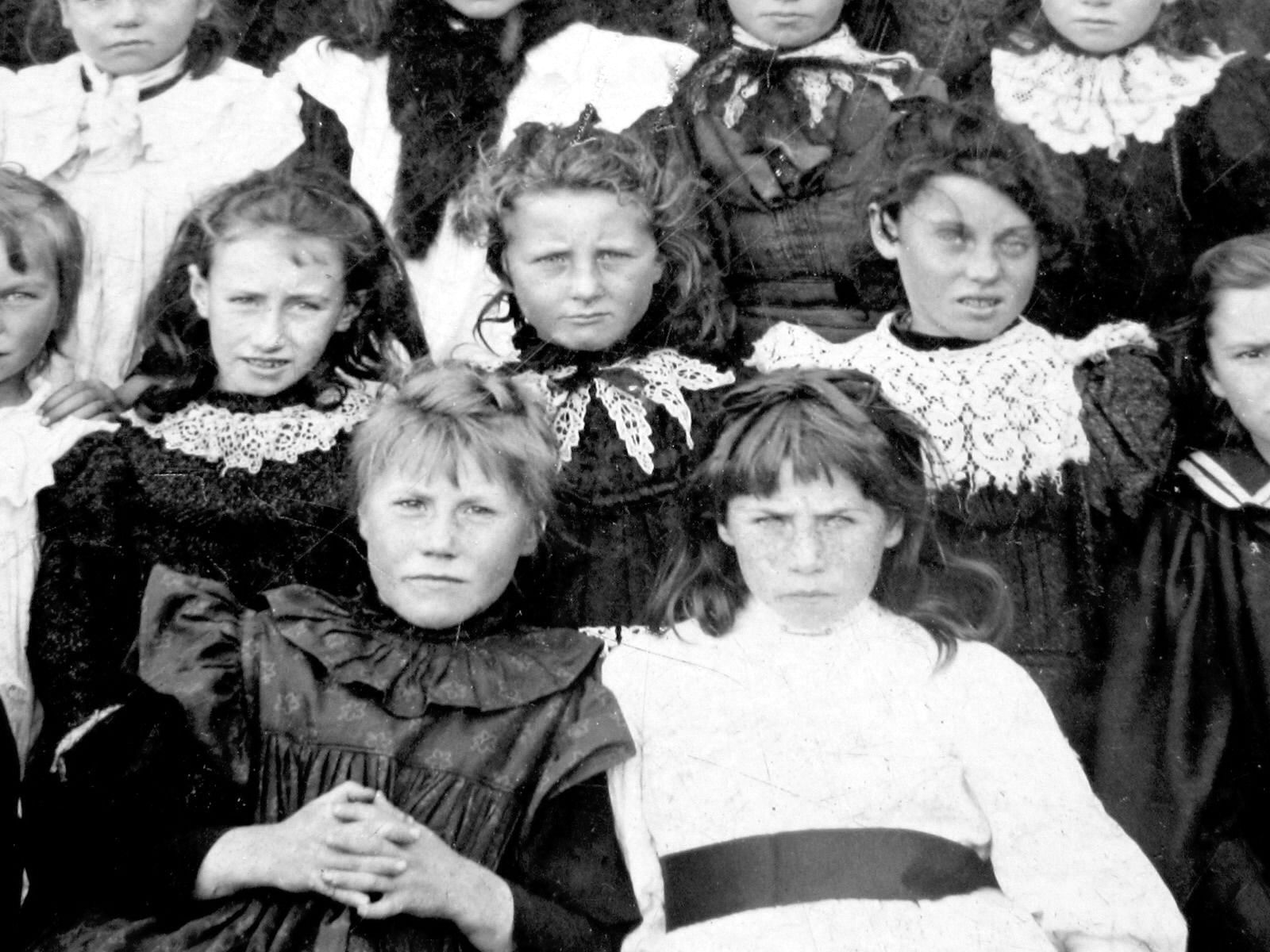 Tour Scotland: Old Photograph Children At School In Perth Scotland