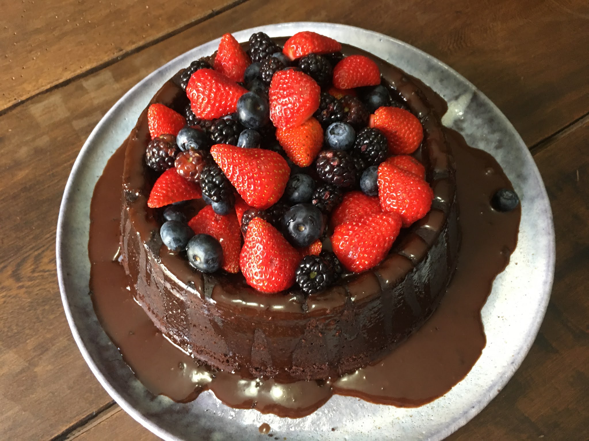 Comidas & Rumos: BOLO DE CHOCOLATE COM FRUTAS VERMELHAS