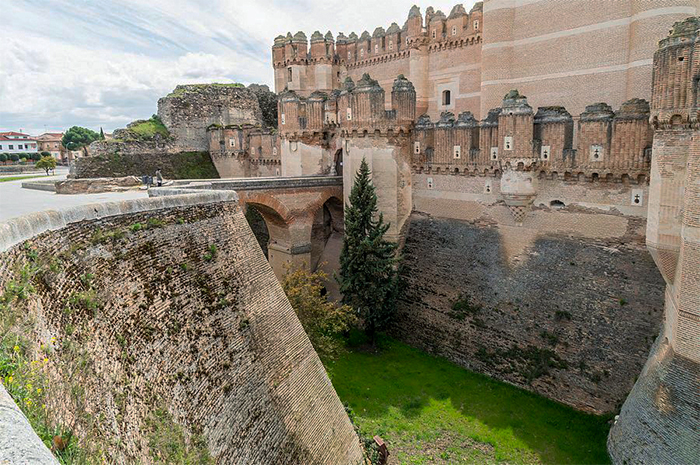 AMO DEL CASTILLO: Fosos medievales