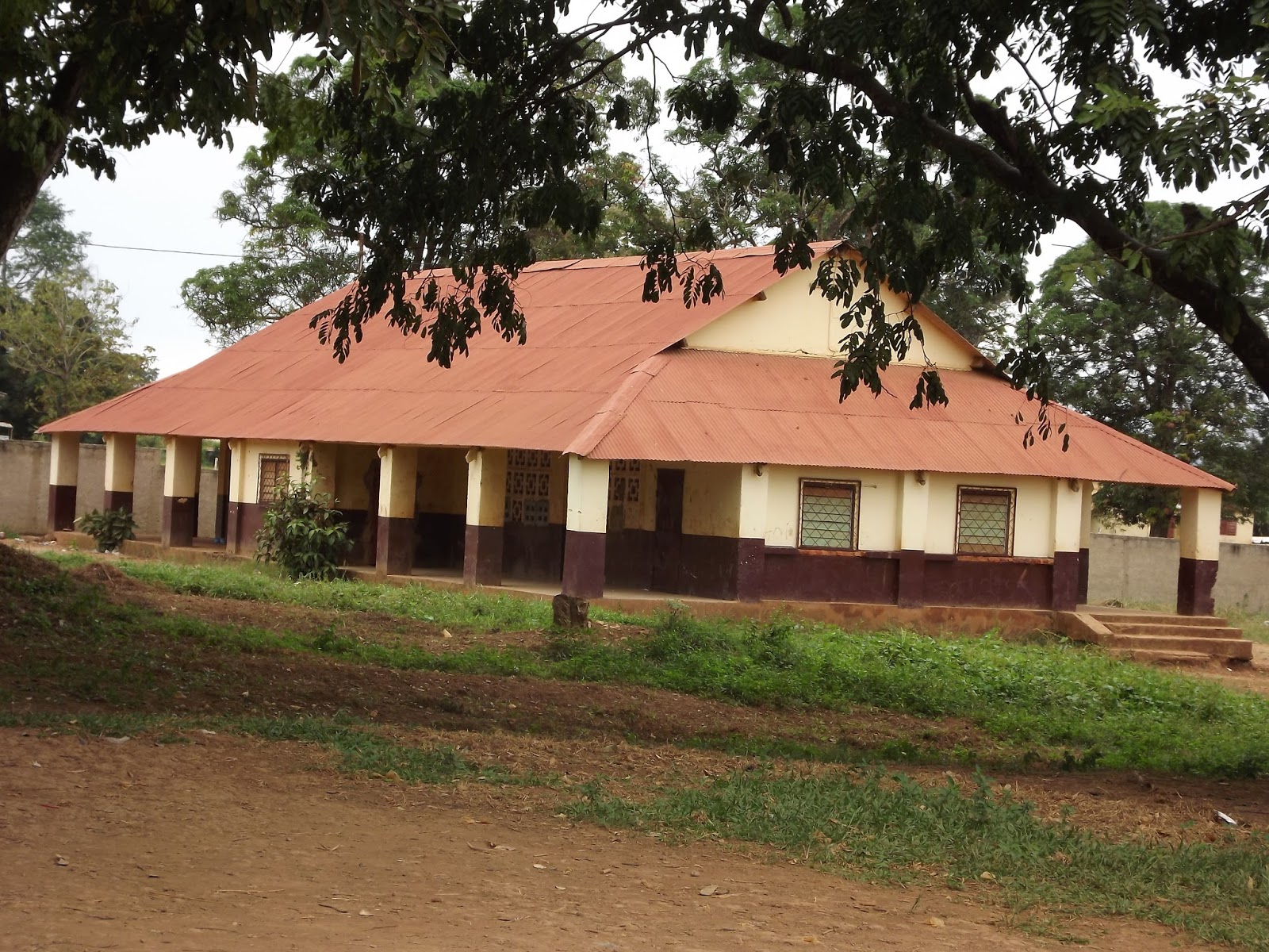 La magie de l'objectif: Le paysage architectural de la ville de Dolisie ...