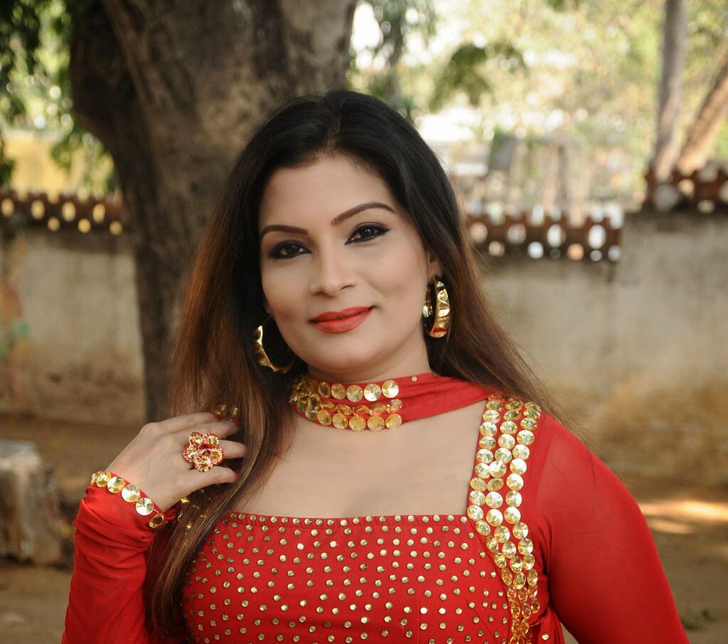 kerala mallu masala aunty kumtaj hot milk tanks sexy shape side view ...