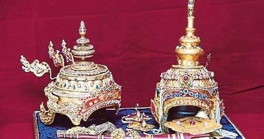 Berita TV Malaysia: Kecopong Ketopong Topong ialah pakaian tradisi raja ...