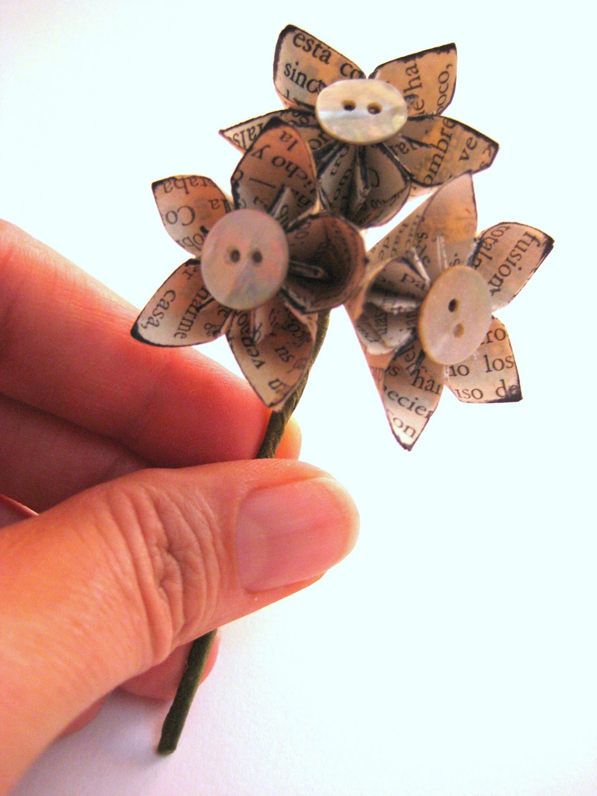 Malena Valcárcel original Art: Broches flores de papel / Paper flower ...