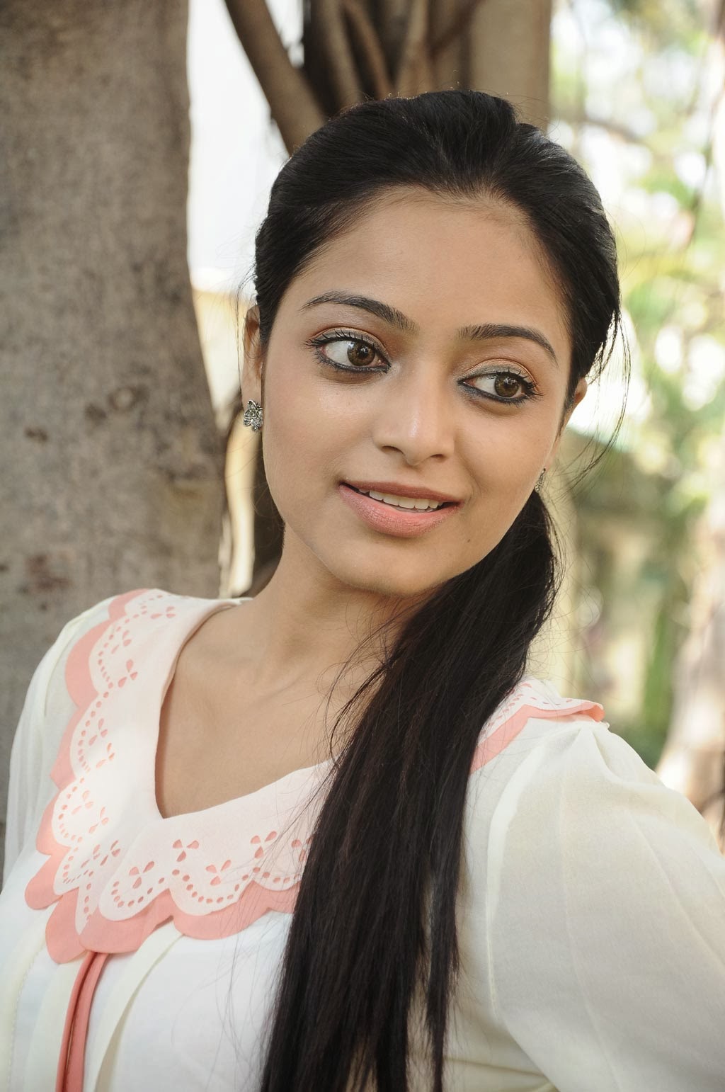 Tamil actress Janani Iyer latest cute Photo Stills ~ world actress ...