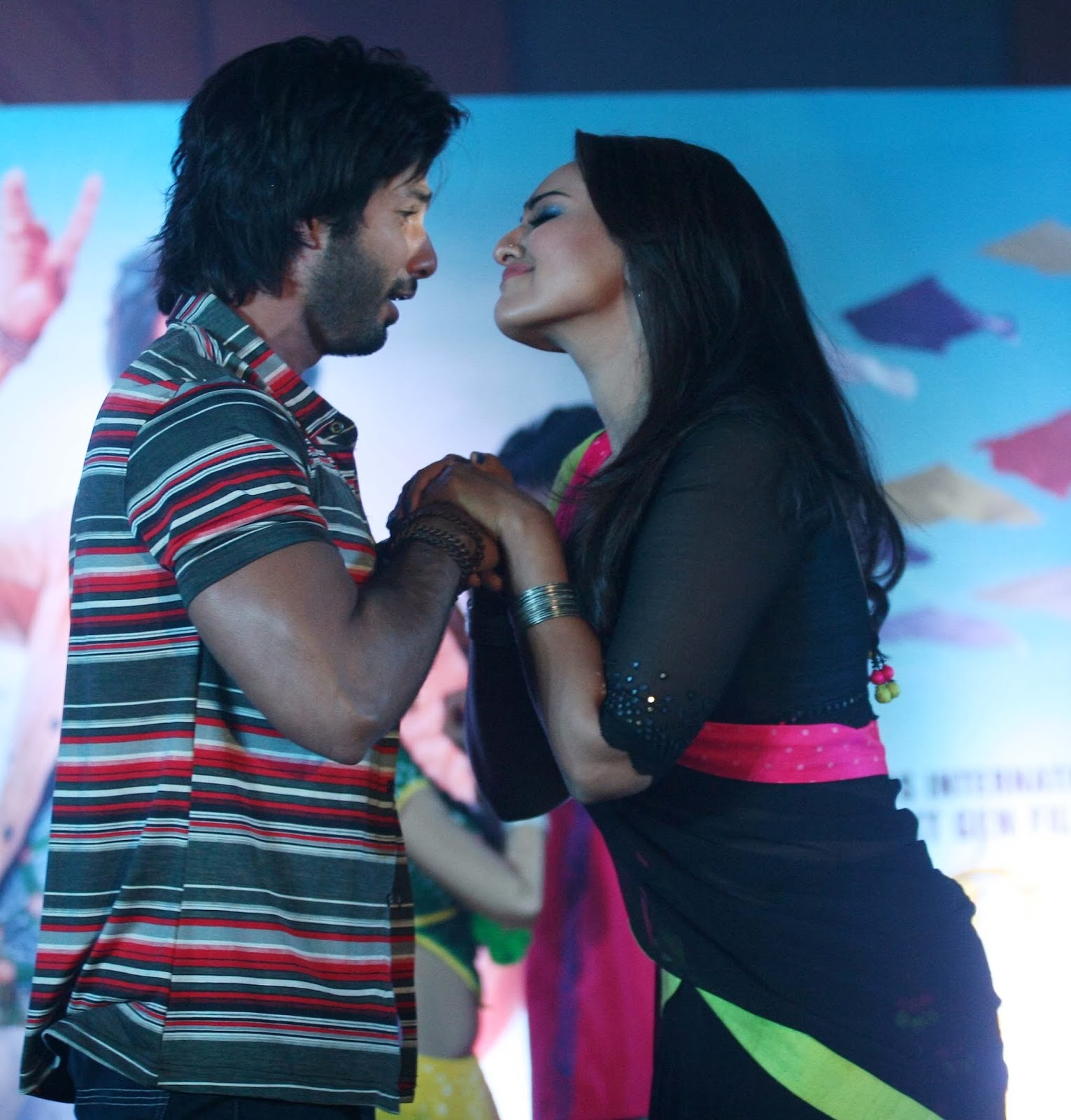 Sonakshi Sinha Hot pics In Black Dress 'R Rajkumar' Music Launch Event ...