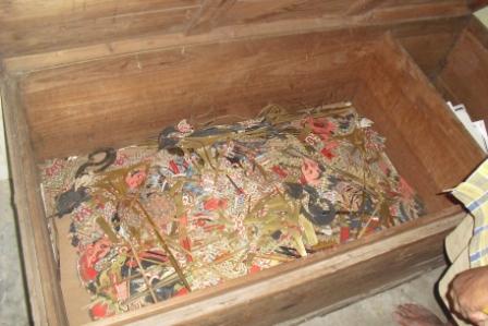 Jual Wayang Kulit Kuno Satu Peti / Kotak / Set | Jual Wayang Kulit ...