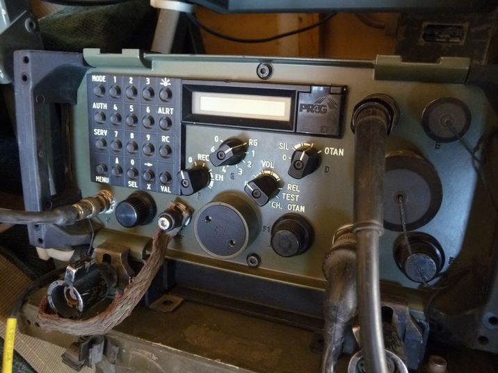 Radioamateur : Station radio militaire HF VHF UHF