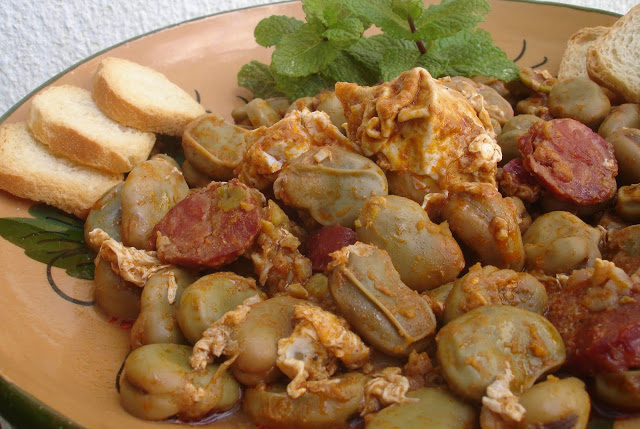 Receitas de Portugal: Favas Guisadas com Ovos e Linguiça