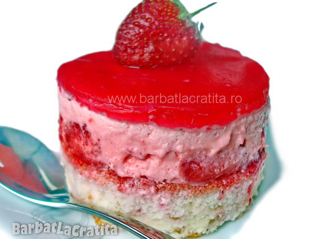 Prăjitură cu căpşuni şi frişcă | Rețete BărbatLaCratiță