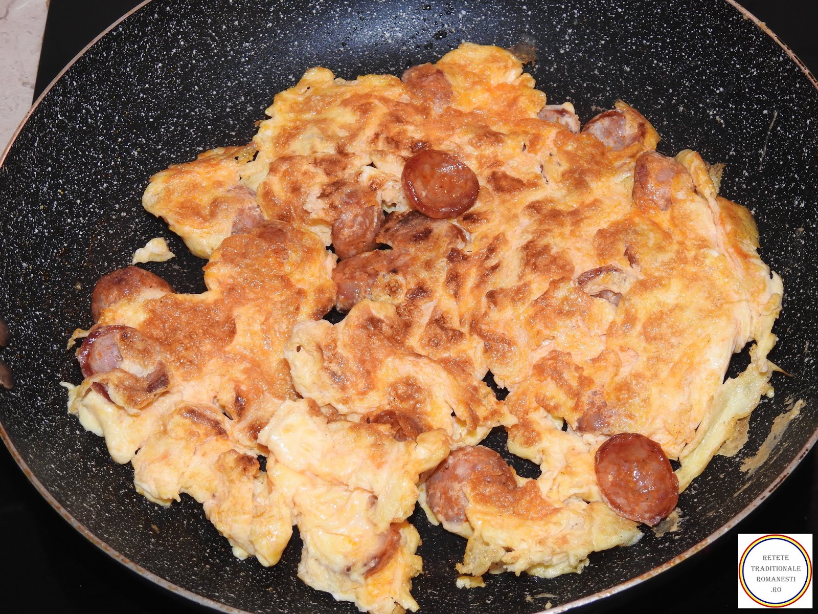 Omleta cu carnati reteta | Retetetraditionaleromanesti.ro