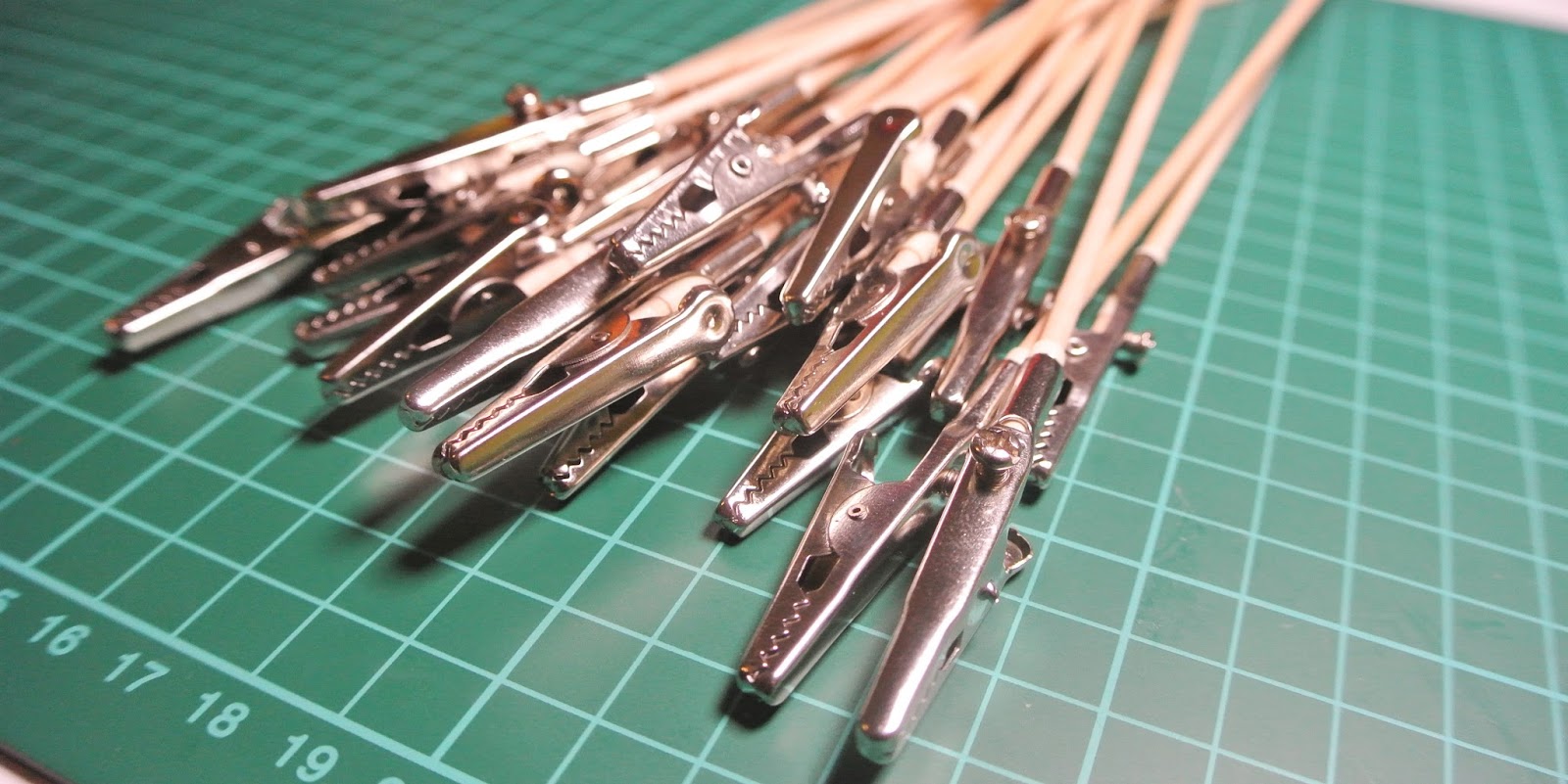 APFRO´s GUNPLA: How to make your own Alligator Clip Painting Sticks
