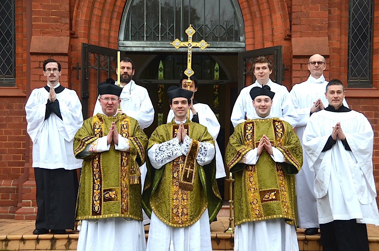 CATHOLICVS: Sacerdote recién ordenado oficia la solemne Santa Misa ...