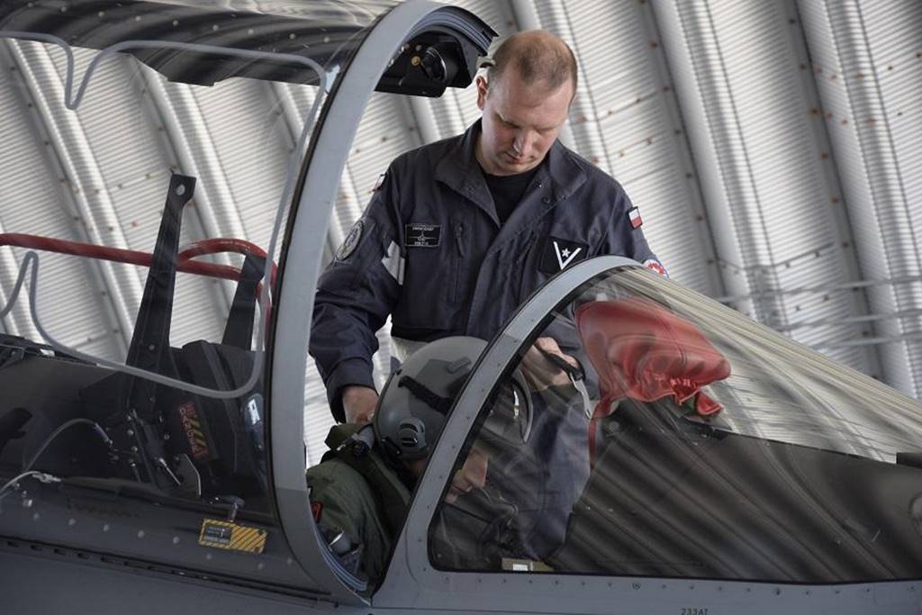 Polish Air Force student pilots fly M-346 Bielik without instructor for ...