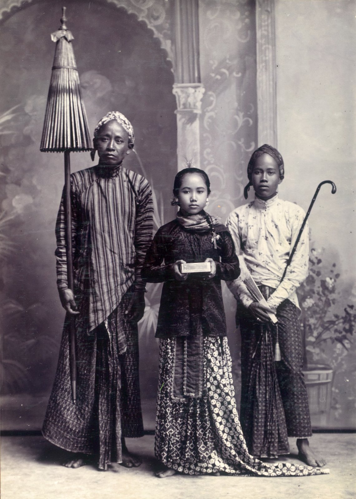 Indonesia Zaman Doeloe: Potret studio foto bangsawan Jawa di sekitar ...