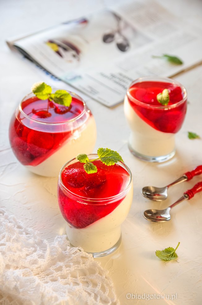 Obiad gotowy!: Panna cotta fit z truskawkami