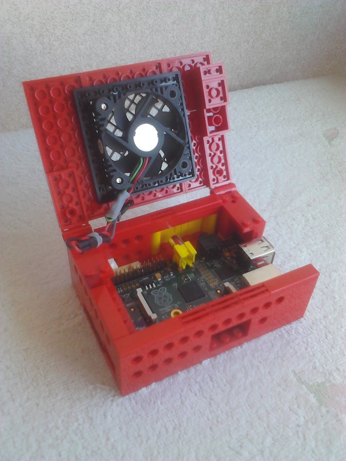 Javier Pérez Alepuz: Lego case for my Raspberry Pi v2.0