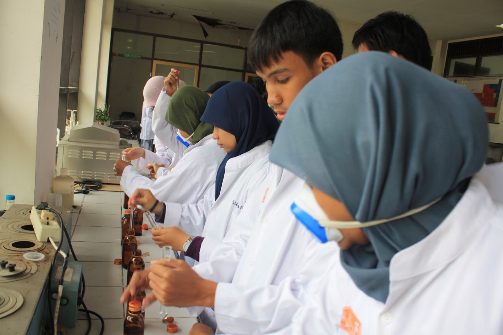 Tumbuhan Obat dan Sains: Kegiatan di Laboratorium Kimia UNP