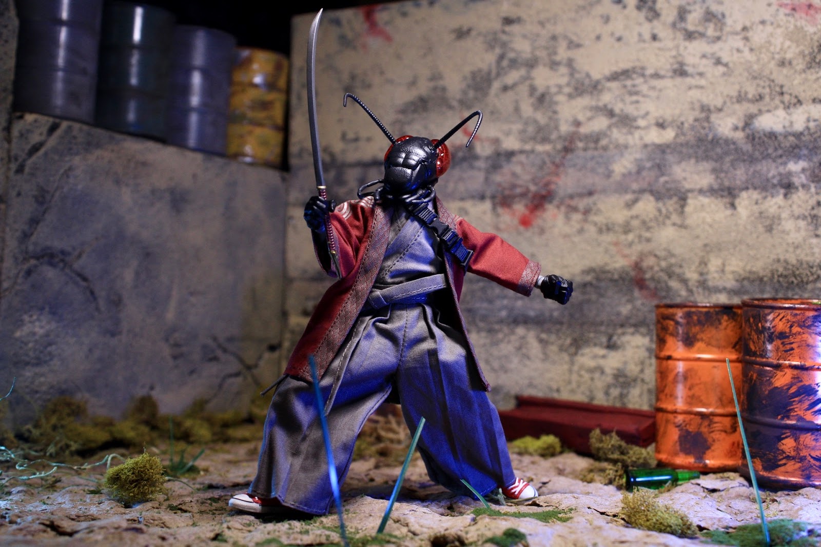 CobraShadowJoes: Mezco Toyz Exclusive Lone Roach and Grub Figure Review