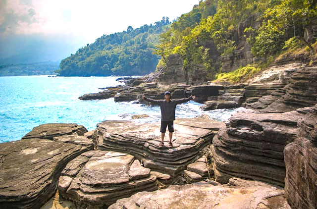 Bebatuan Cantik di Pantai Batu Lapis Kalianda Lampung - Tempat Wisata ...