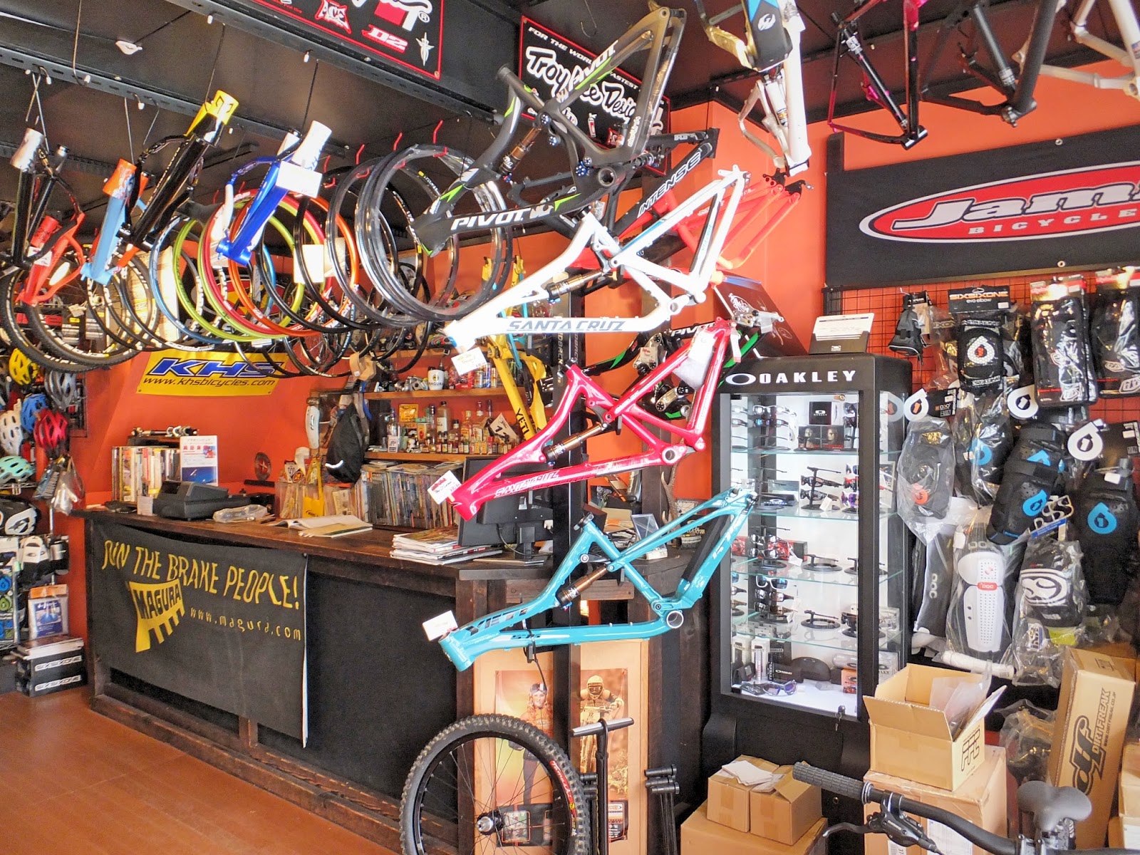 Kinki Cycle: MTB Garage Zone, Tomio, Nara