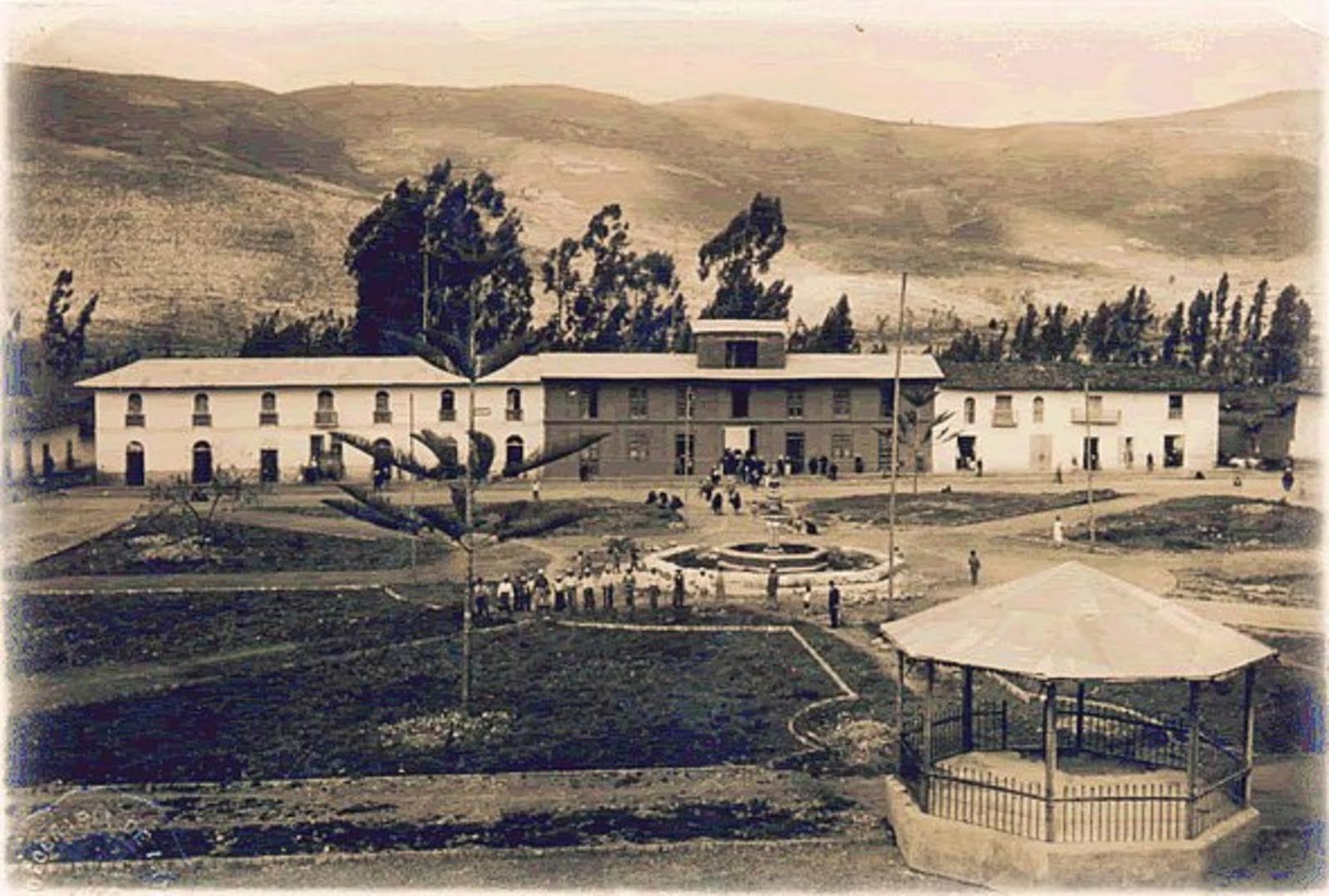 Celendín Pueblo Mágico: PEQUEÑA HISTORIA: La Plaza de Armas de Celendín