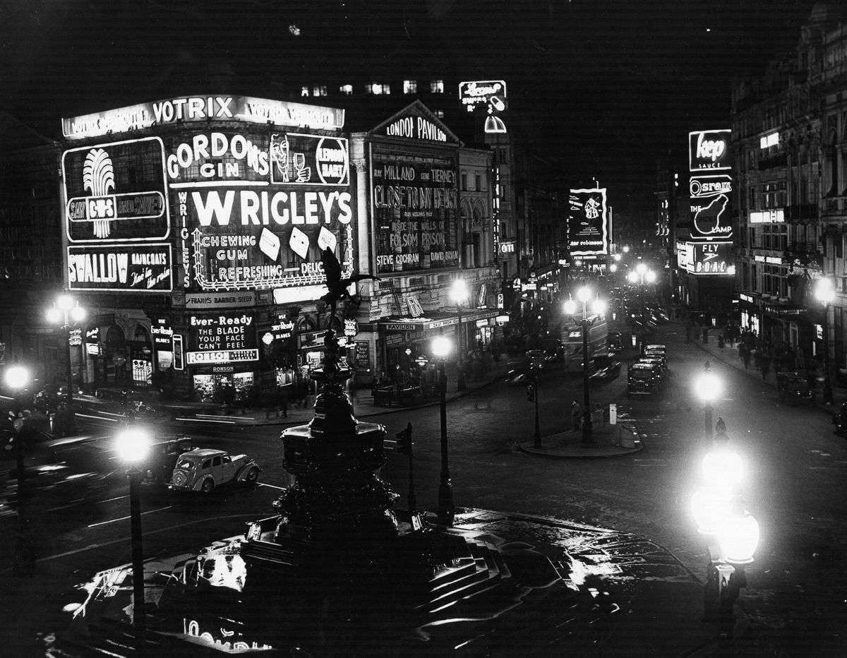 16 Fantastic Vintage Photographs of Piccadilly Circus at Night in the ...