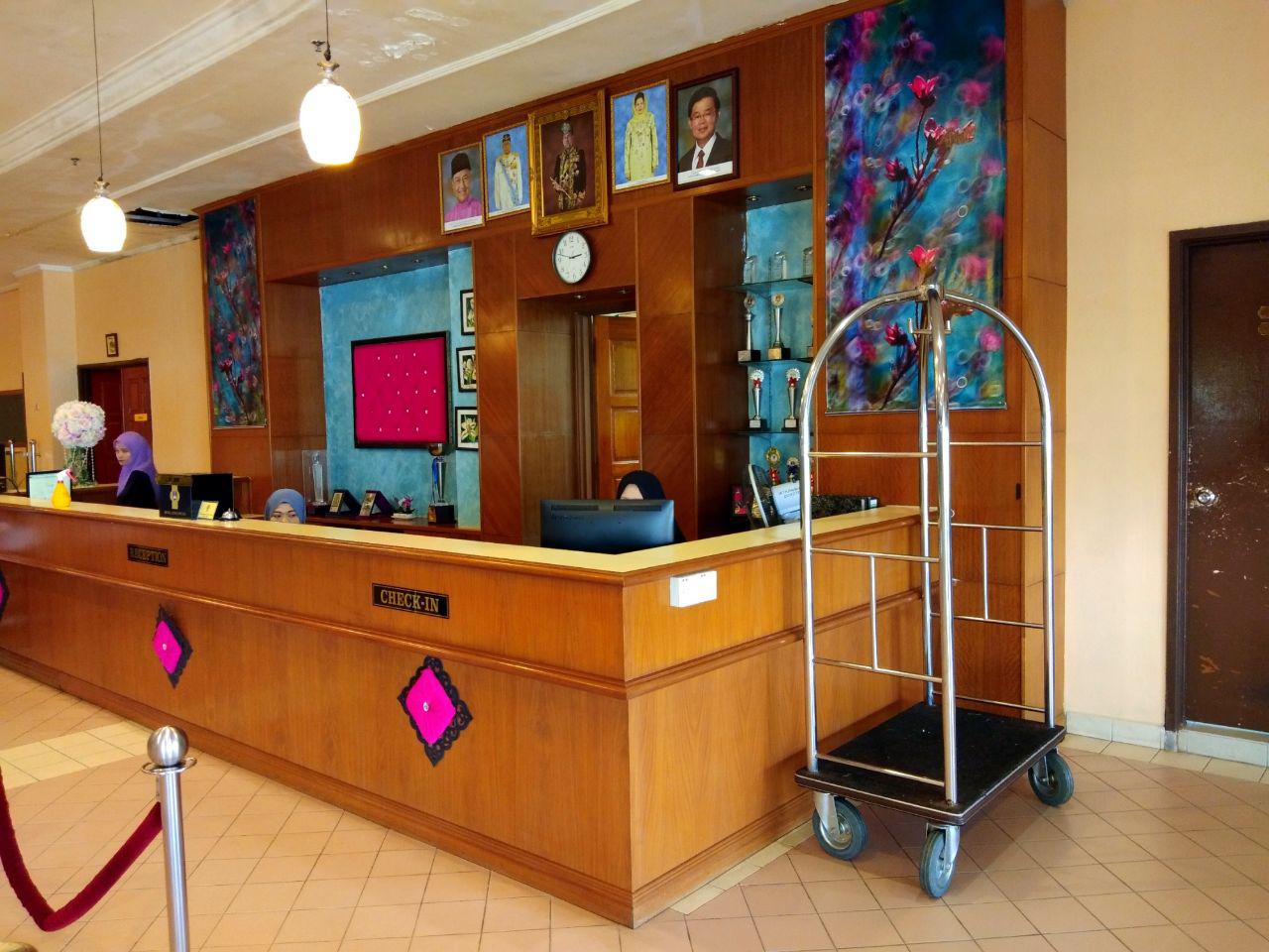 HOTEL UITM PULAU PINANG: RECEPTIONIST