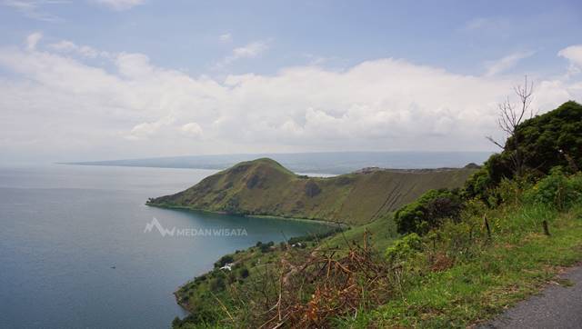 Memandang Pulau Tulas dari Atas Bukit Burung Samosir - Medan Wisata ...