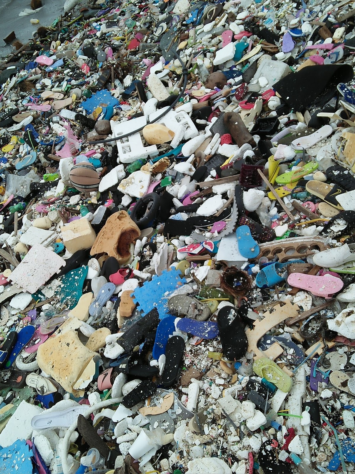 Garbage on Manila Bay Breakwater Stirs Up Call for Enforcement of Waste Law