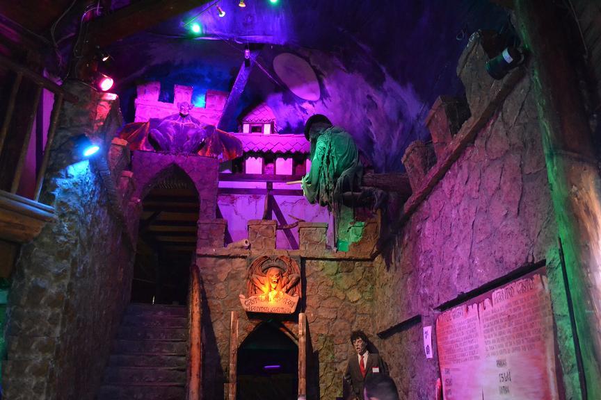 Casa Groazei - nu puteau sa lipseasca vampirii sau vrajitoarele