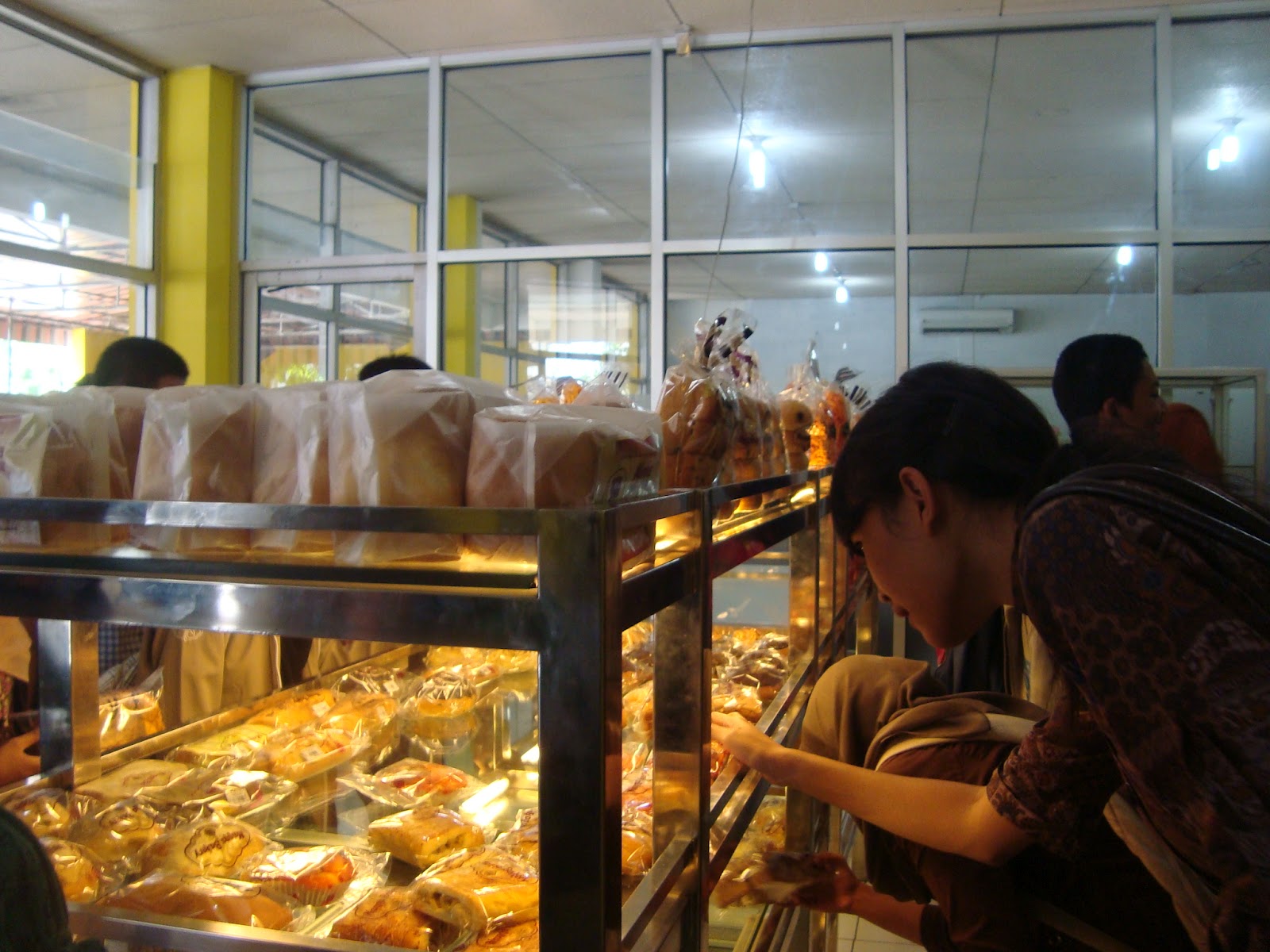 Dhanosaurus: Kunjungan Industri ke Manna Bakery ( by ASC )
