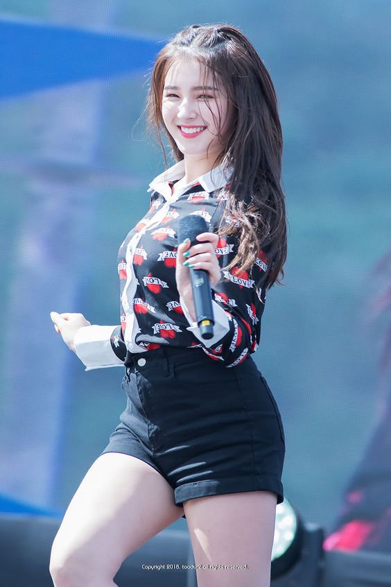 15 Beautiful Singer Pictures