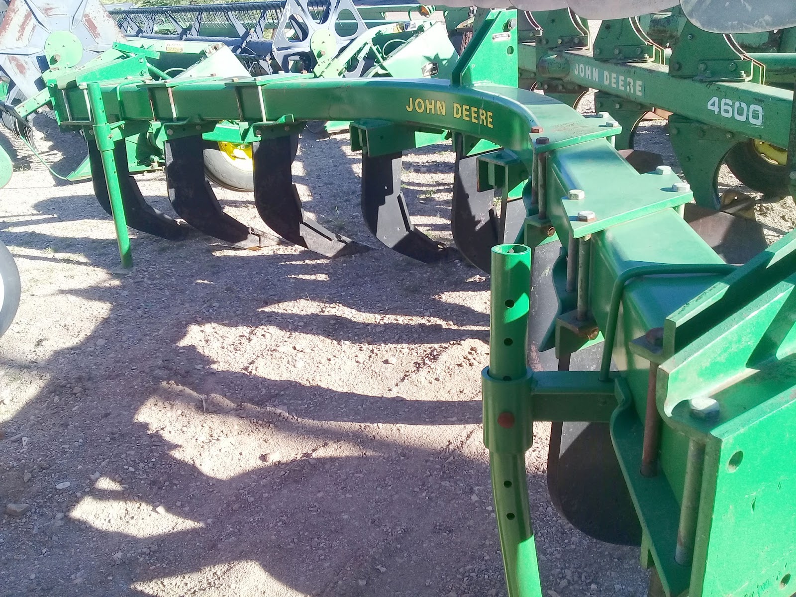 MAQUINARIA AGRICOLA INDUSTRIAL: Subsuelo John Deere de 9 Picos $6,000 Dlls.