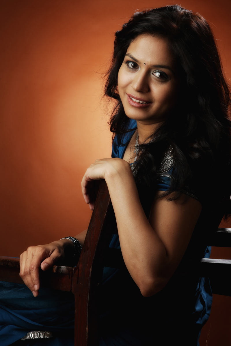 heroine walls: singer sunitha latest stills in saree