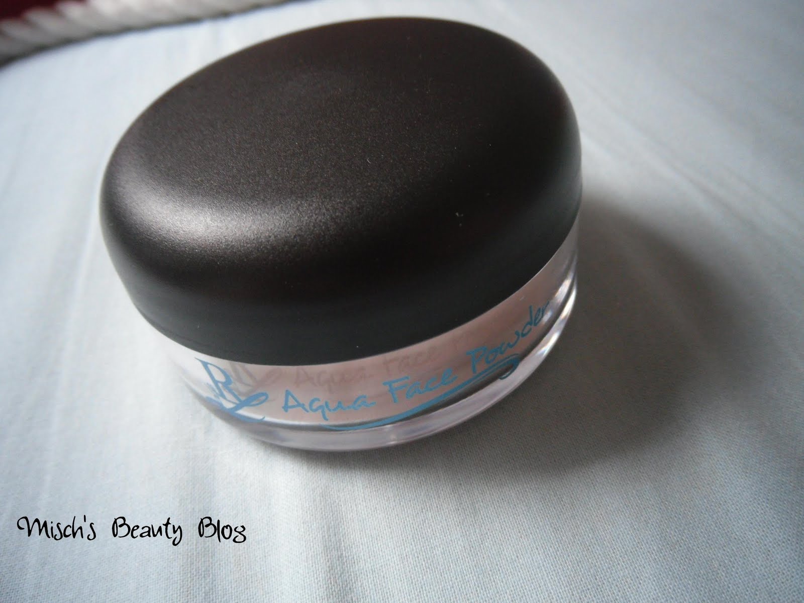 Misch's Beauty Blog: Review: Rival de Loop Aqua Face Powder